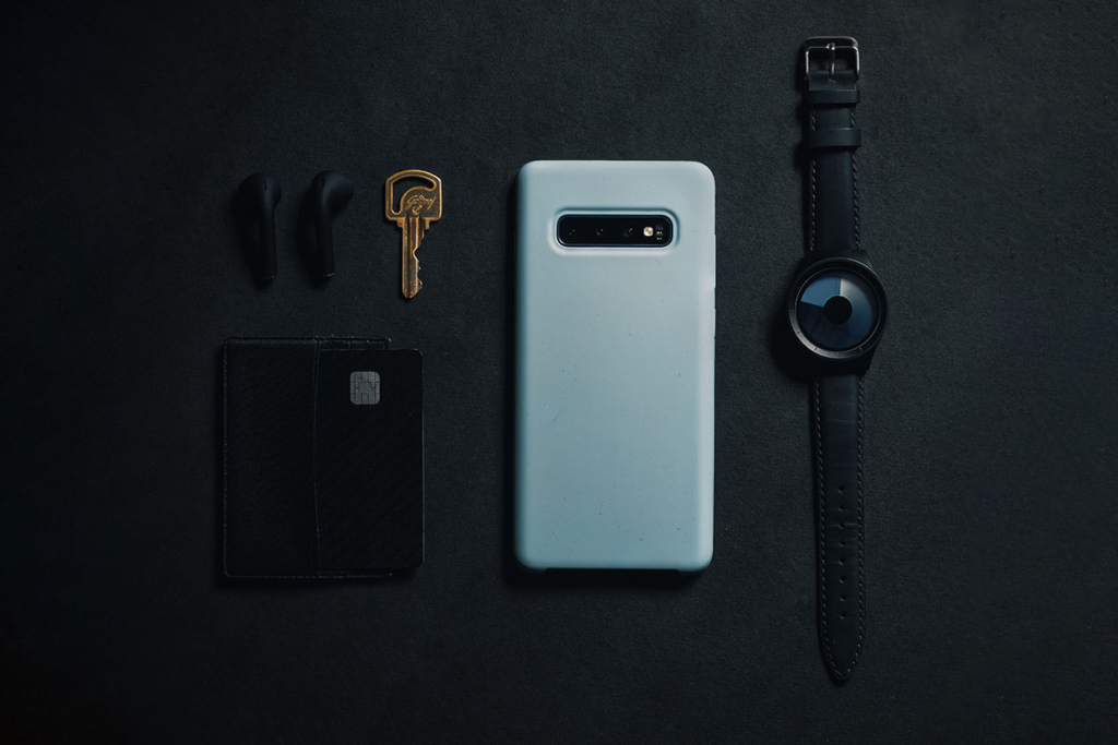 スマホが入るメンズ財布おすすめブランド10選！スマホと財布を纏めるメリット・デメリットも紹介！ | 皮革ドットコム